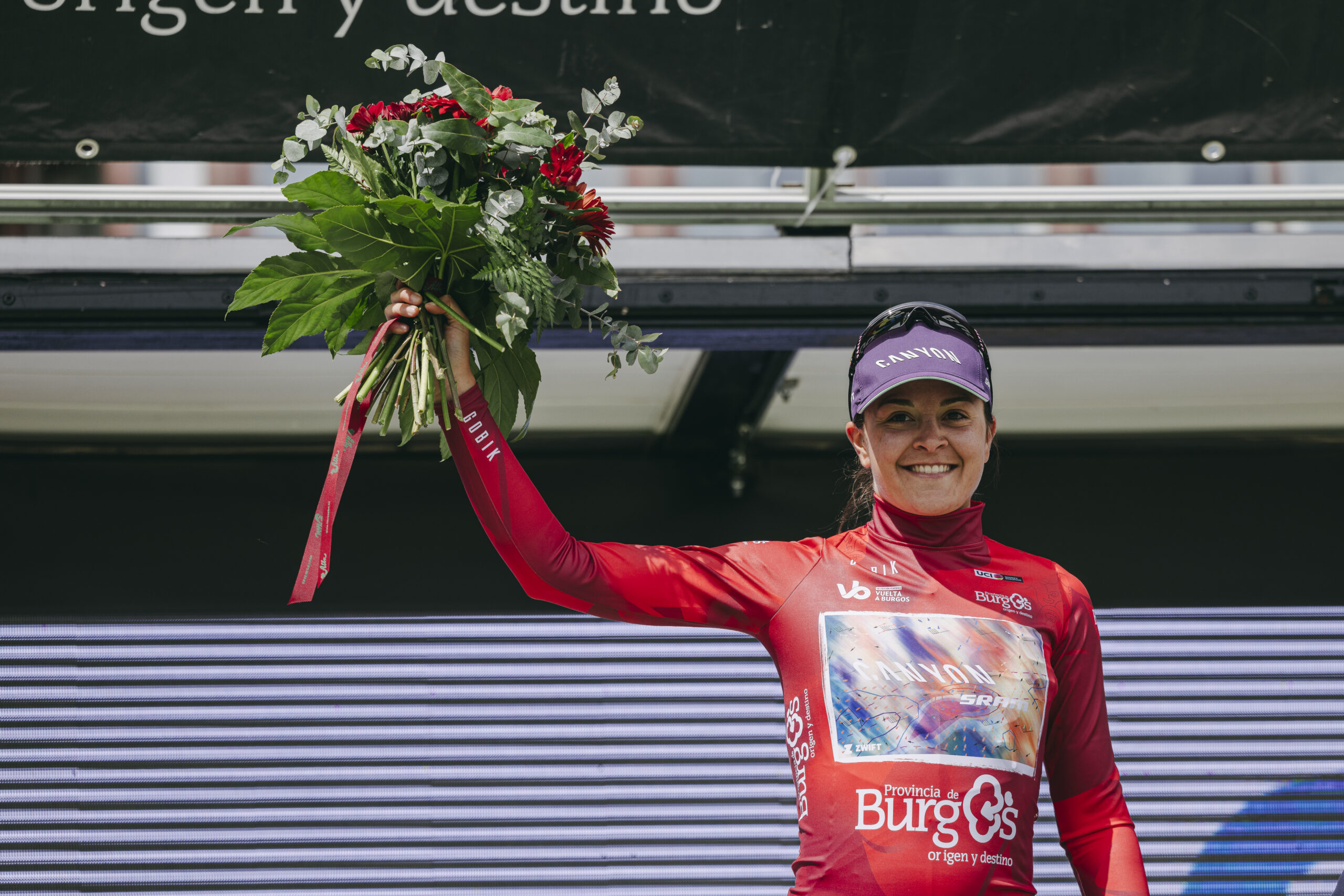 CHLOE AND SORAYA ON THE PODIUM IN THE FIRST STAGE OF VUELTA A BURGOS - WMNCYCLING